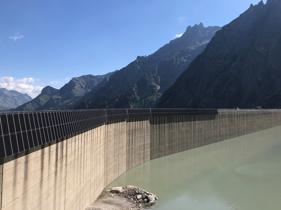Switzerland: Photovoltaic system mounted to a dam in the Alps - pv Europe