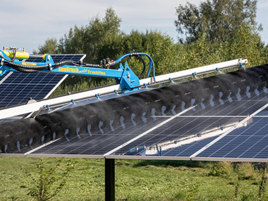 Module cleaning: - An agile and manoeuvrable cleaner for tracking ...