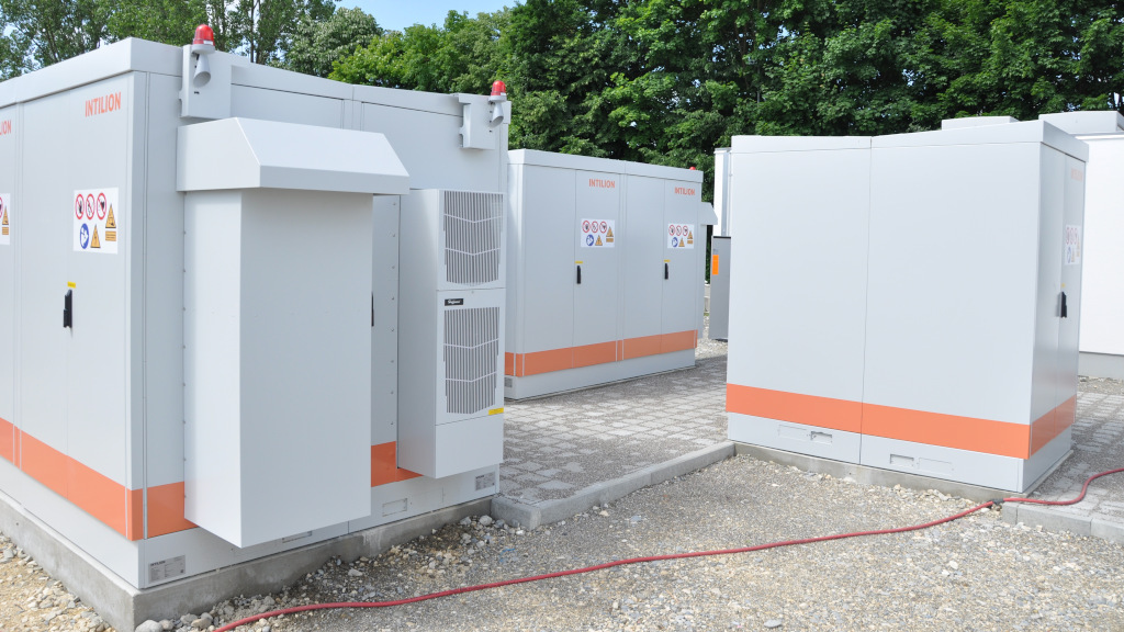 Eon begins selling it’s energy storage system Aura for small PV ...