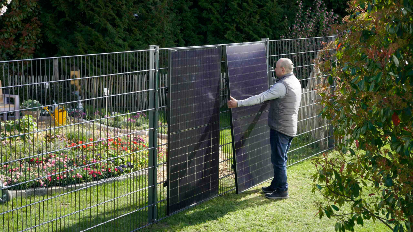 Solar modules - Plug-in solar systems for installation on a fence