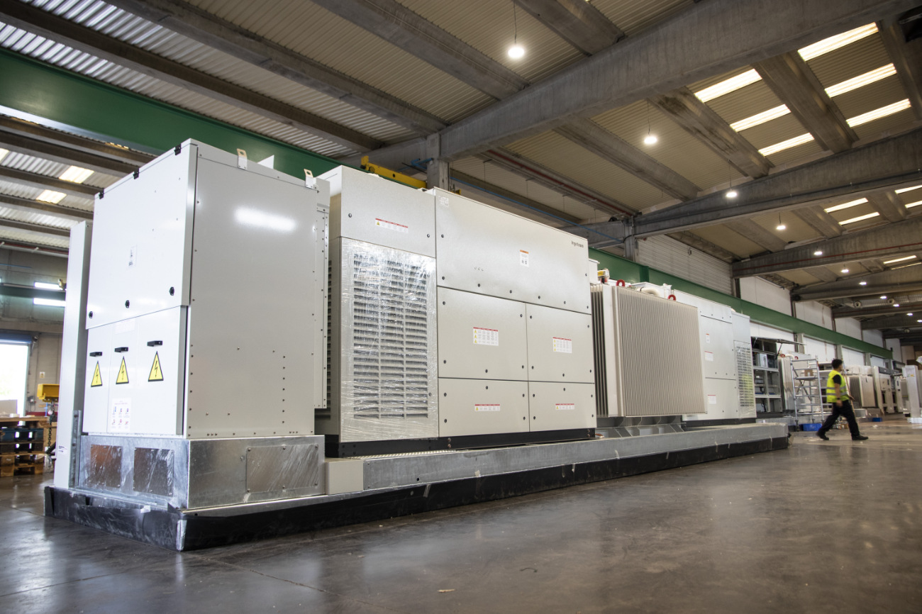 Solar plants/storage: - A power station for large-scale solar plants ...