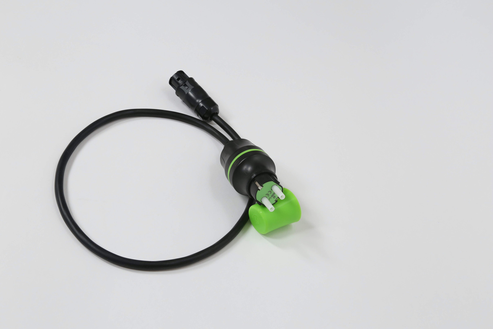 AC technology - A shockproof earthing contact plug